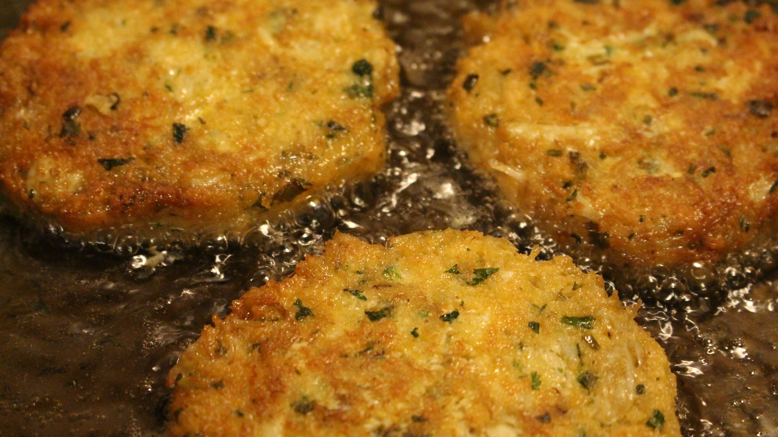 What is the best oil to cook crab cakes in?