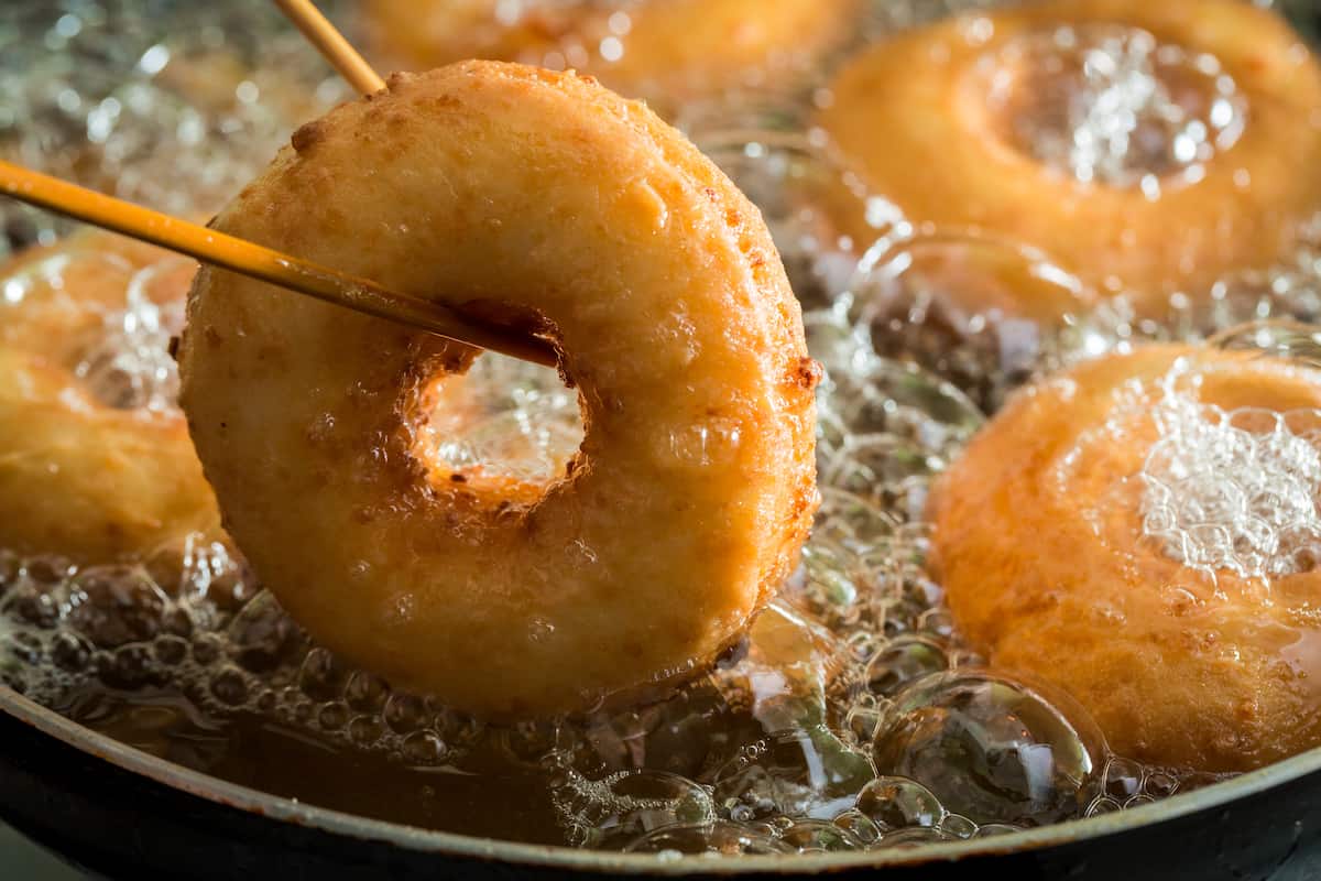 What is the best oil to fry donuts in?