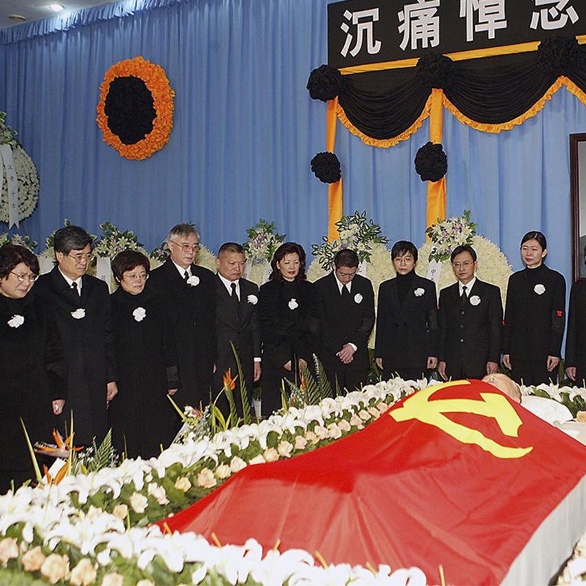 What is the Chinese tradition when someone dies?