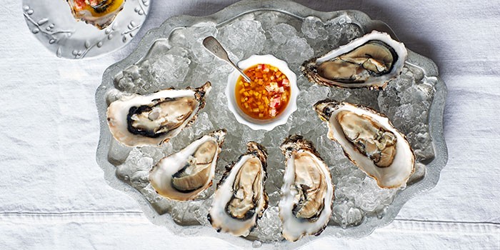 What is the correct way to eat oyster?