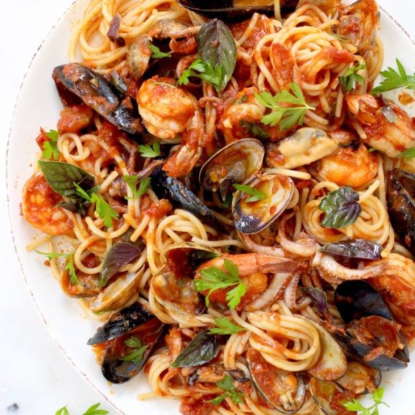 What is the difference between a cioppino and frutta di ma Mare?