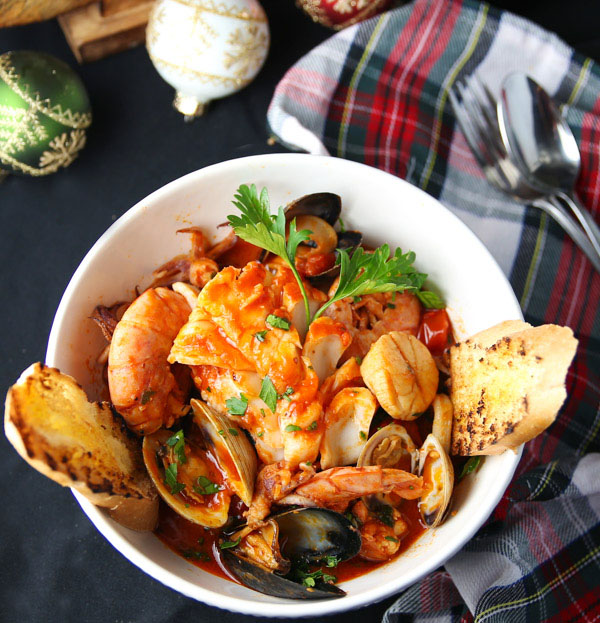 What is the difference between cioppino and zuppa di pesce?