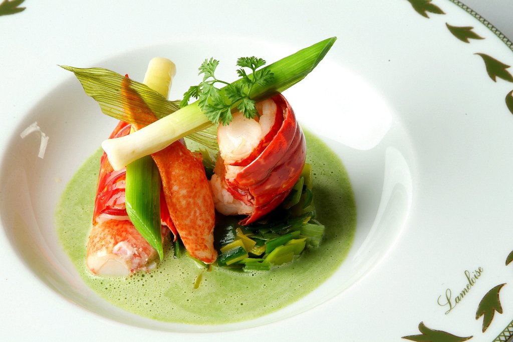 What is the difference between French cuisine and nouvelle cuisine?