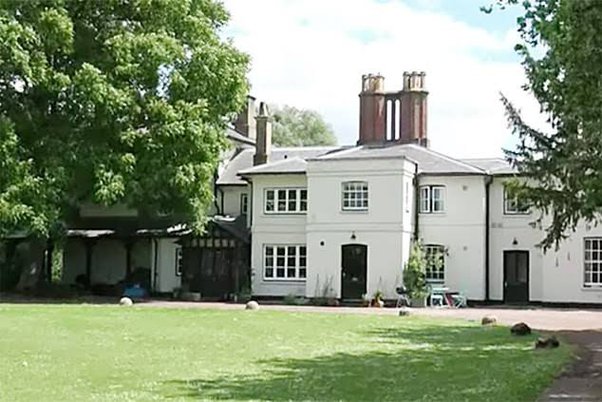 What is the difference between Frogmore House and cottage?