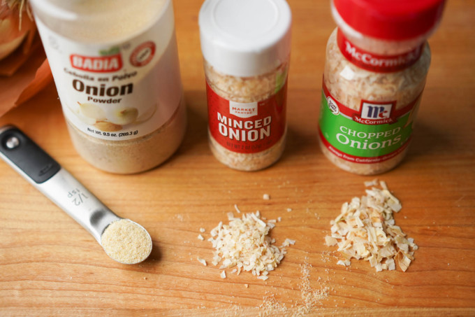 What is the difference between onion powder and onion flakes?