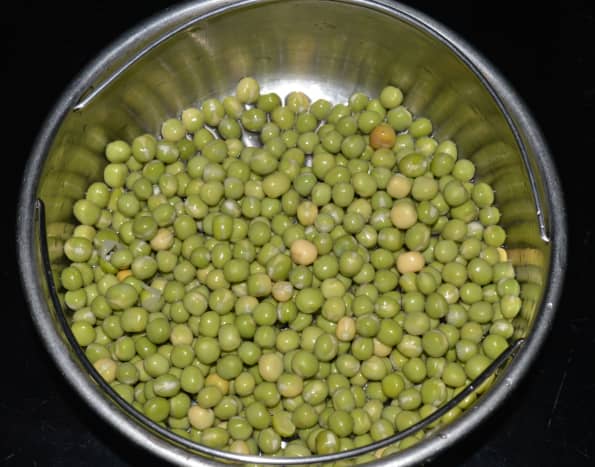 What is the fastest way to soak dried green peas?