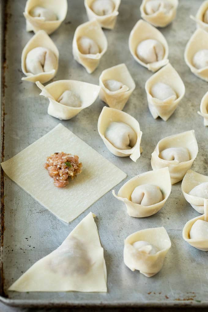 What is the filling in a wonton made of?