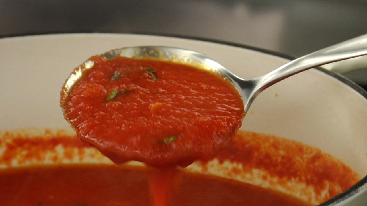 What is the ratio of water to tomato paste to make tomato sauce?