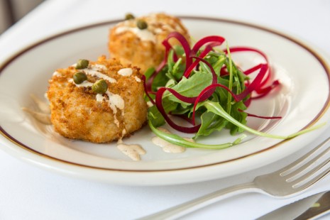 What is the recipe for Arnaud's Creole crab cakes?