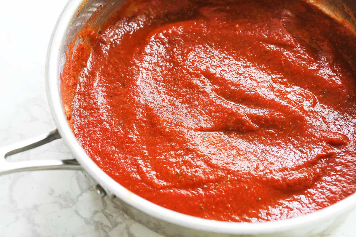 What is the thickening method for tomato sauce?