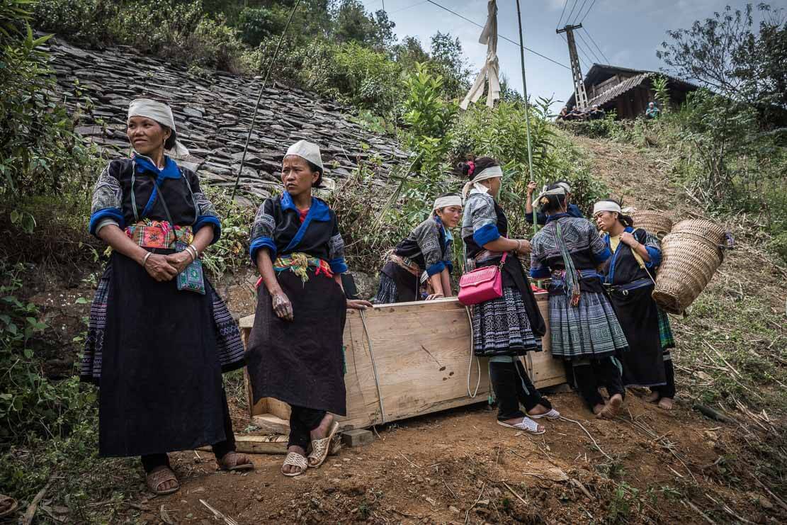 What is the traditional burial site of the Hmong people?
