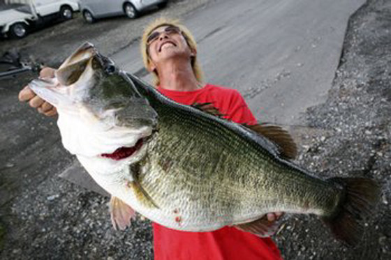 What is the world record for big mouth bass?