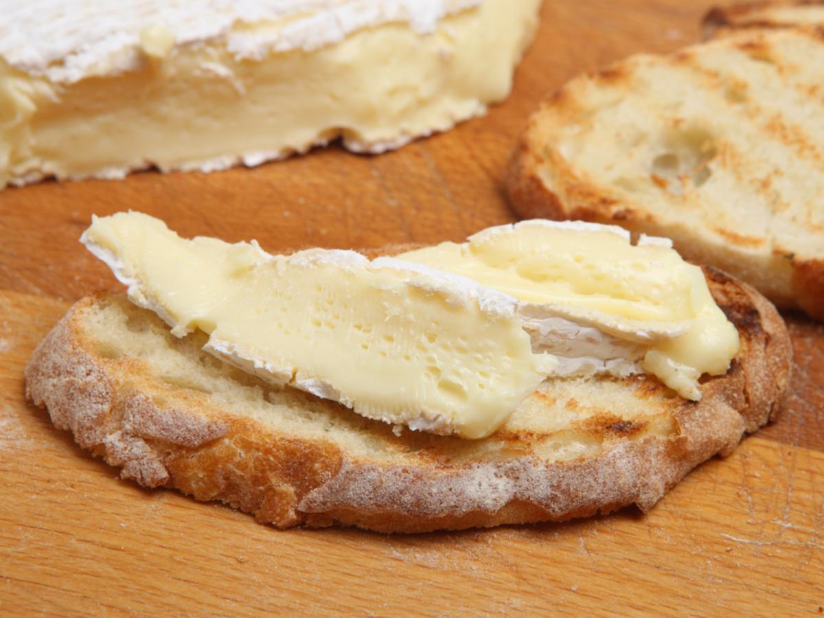 What kind of bread is best for brie cheese?