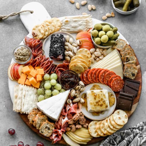 What kind of crackers do you put on a charcuterie board?