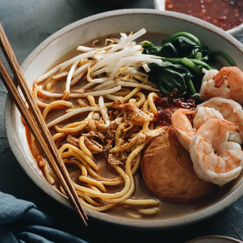 What kind of noodles are used in prawn noodle soup?