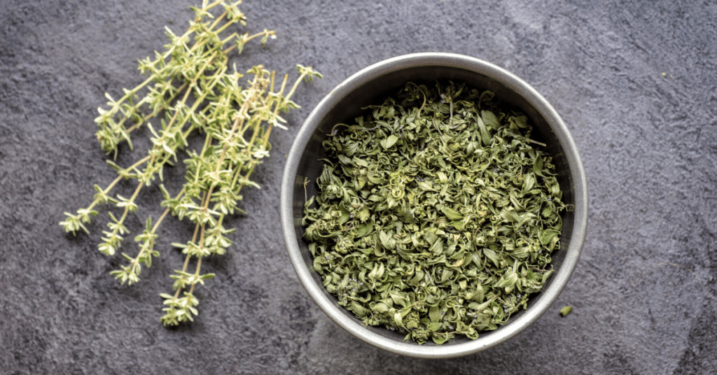 What kind of taste does thyme have?