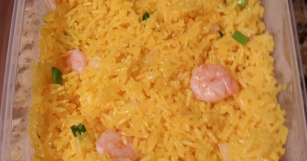 What makes Chinese food fried rice yellow?