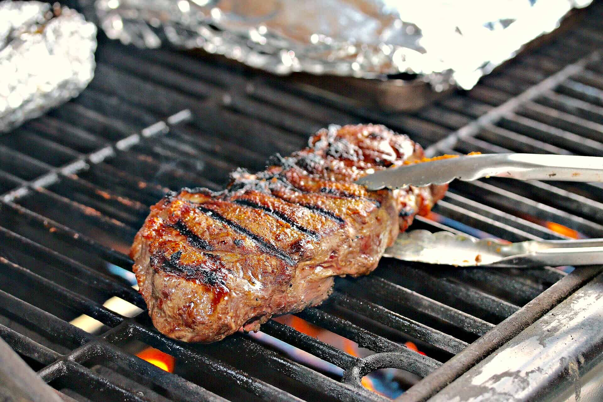 What makes Texas Roadhouse steak taste good?
