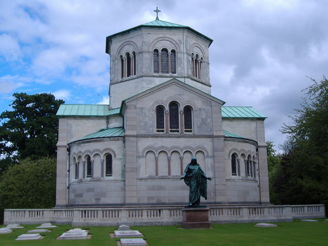 What members of the royal family are buried at Frogmore?