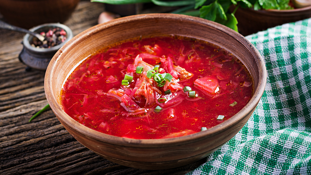 What nutrients does borscht have?