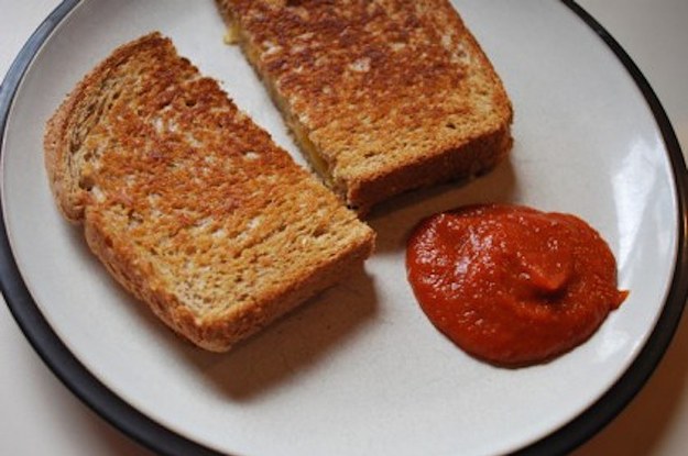 What percentage of people eat grilled cheese with ketchup?