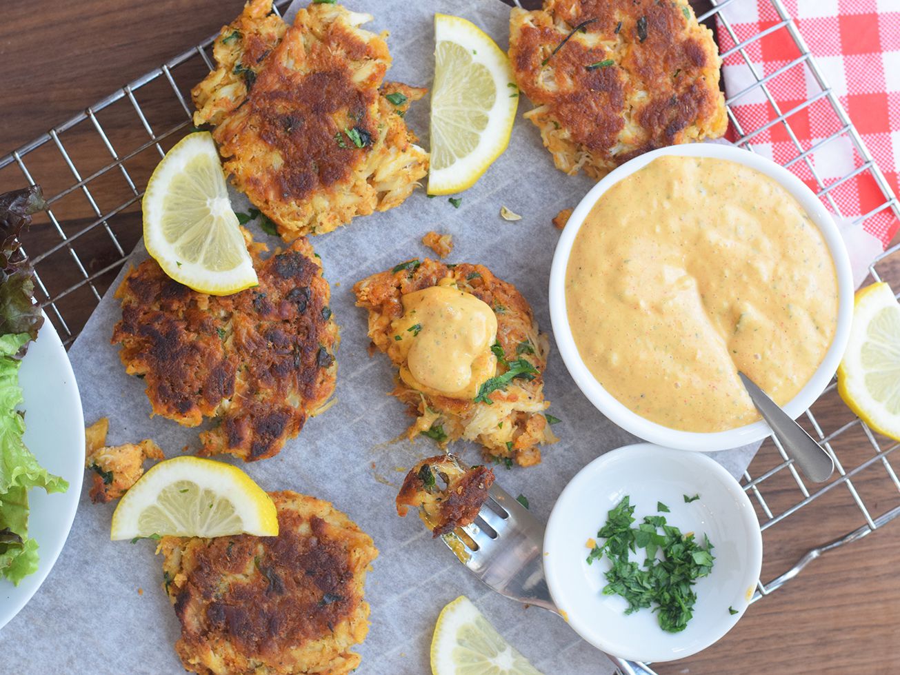 What sauce do you put on crab cakes?