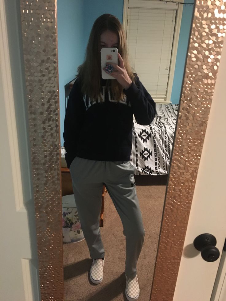 What should I wear with sweatpants to school?