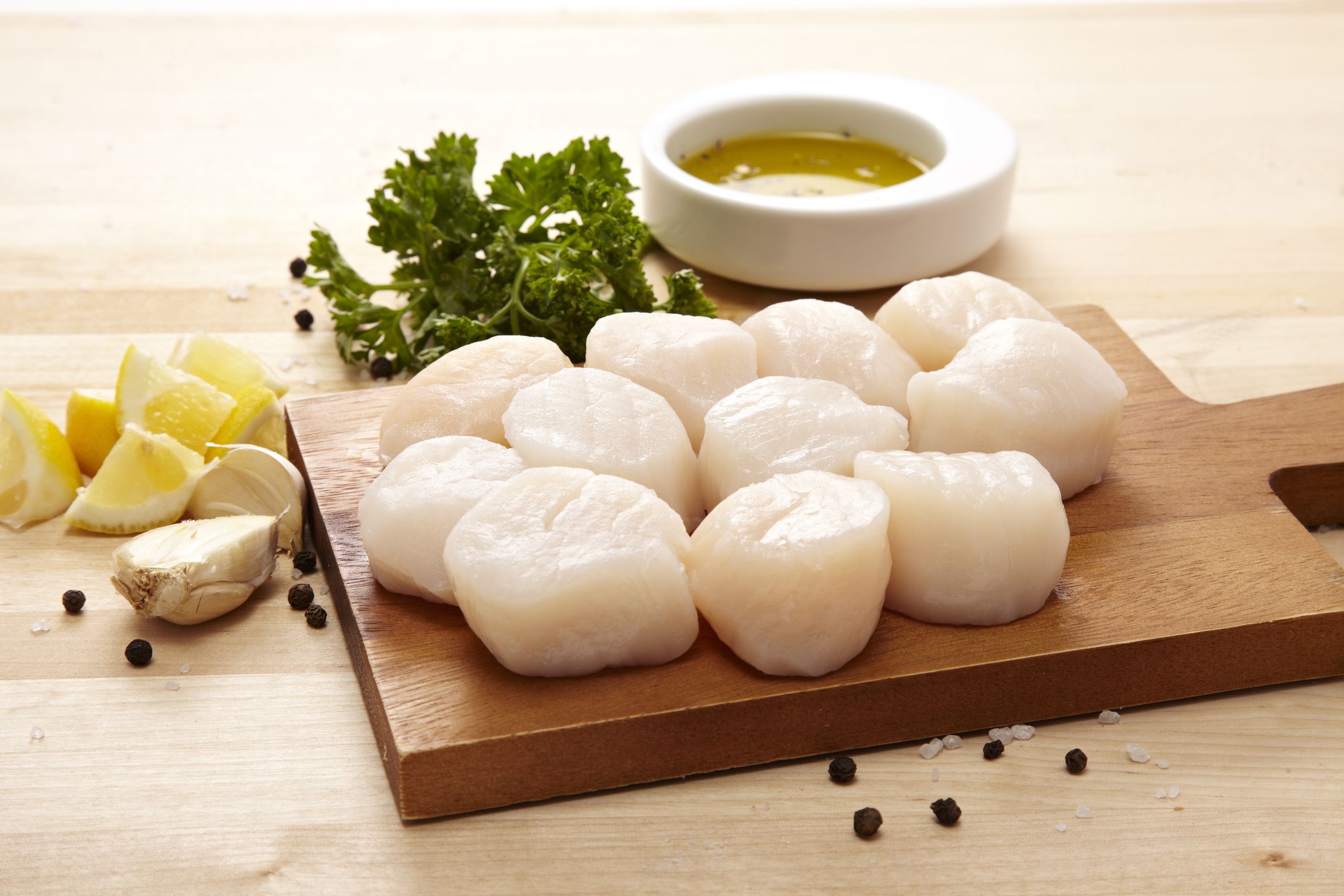 What should scallops look like raw?