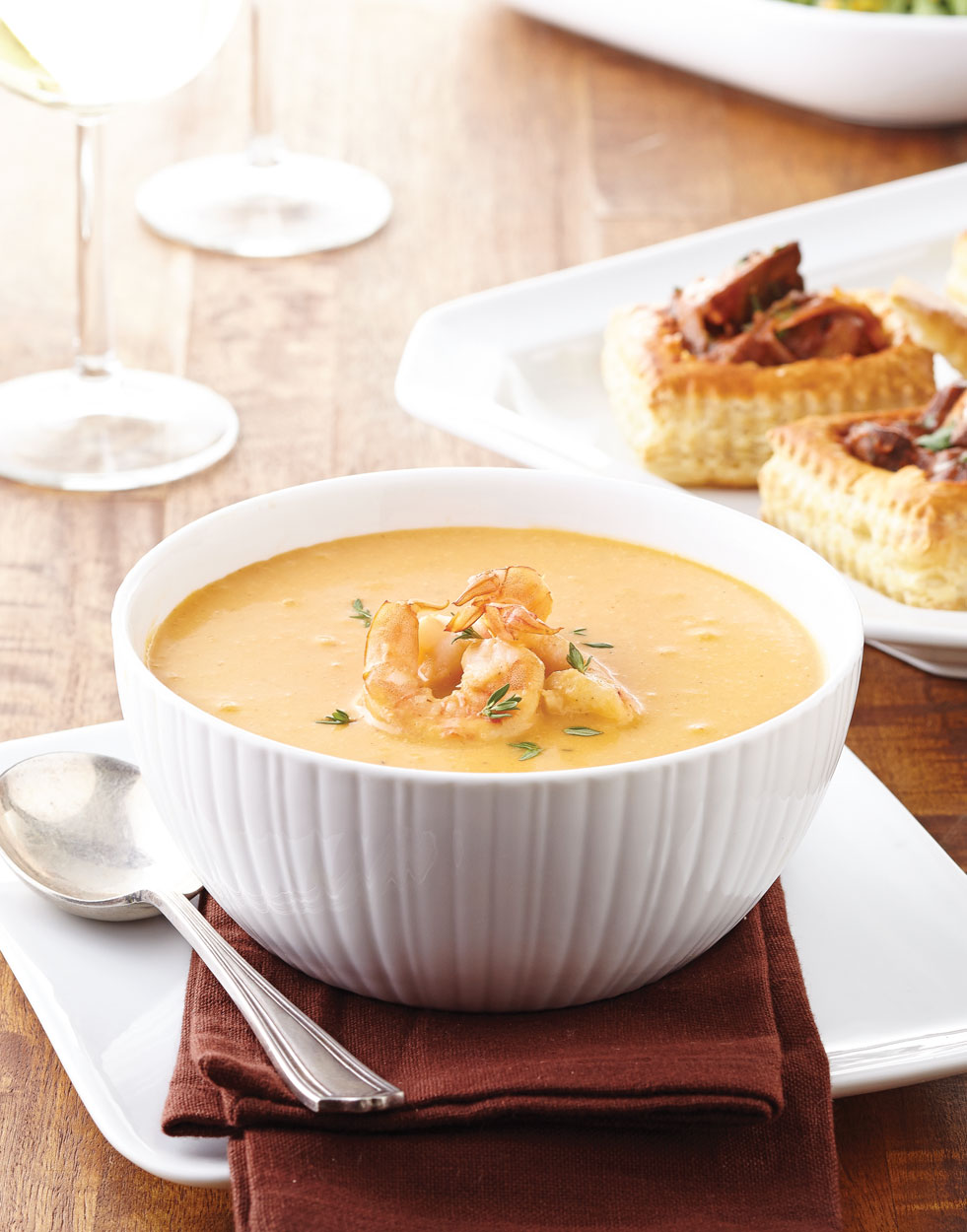 What side dishes go well with shrimp bisque?