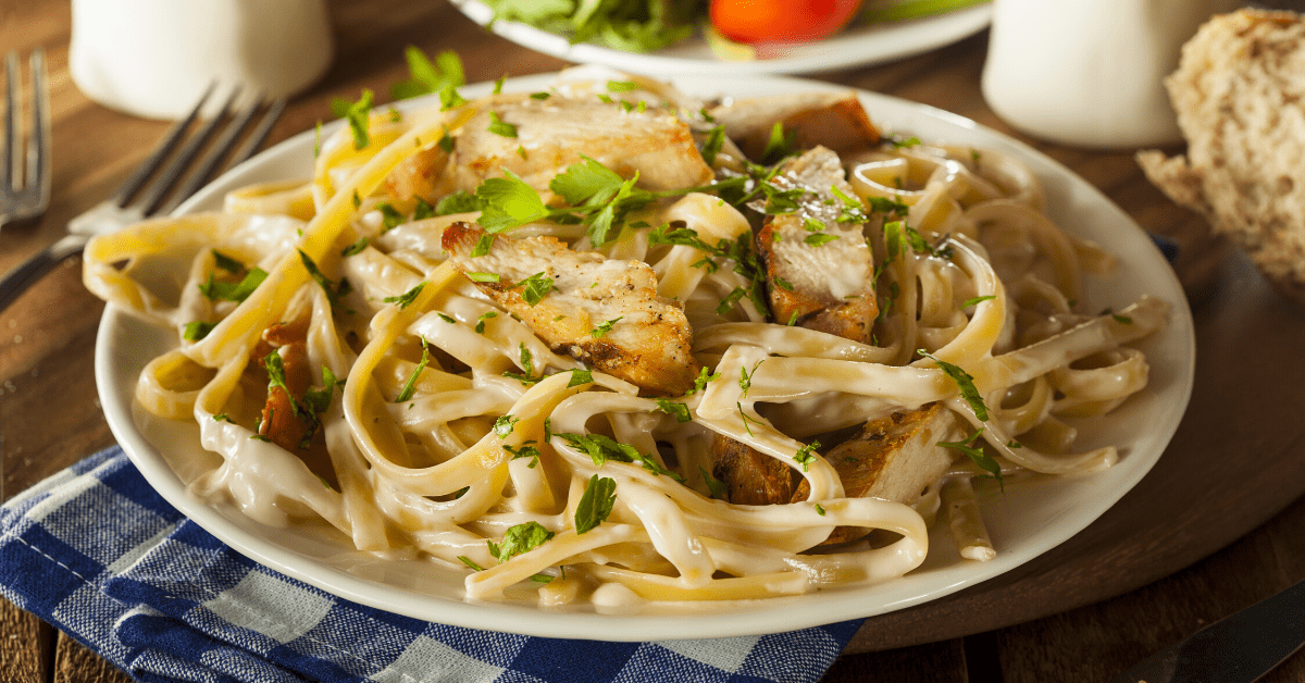 What side dishes go with fettuccine alfredo?