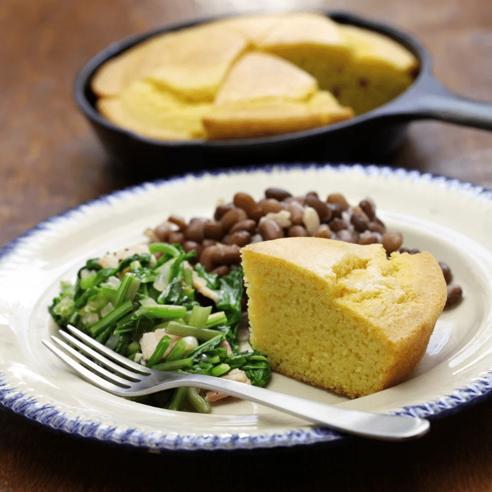 What sides go with pinto beans and cornbread?