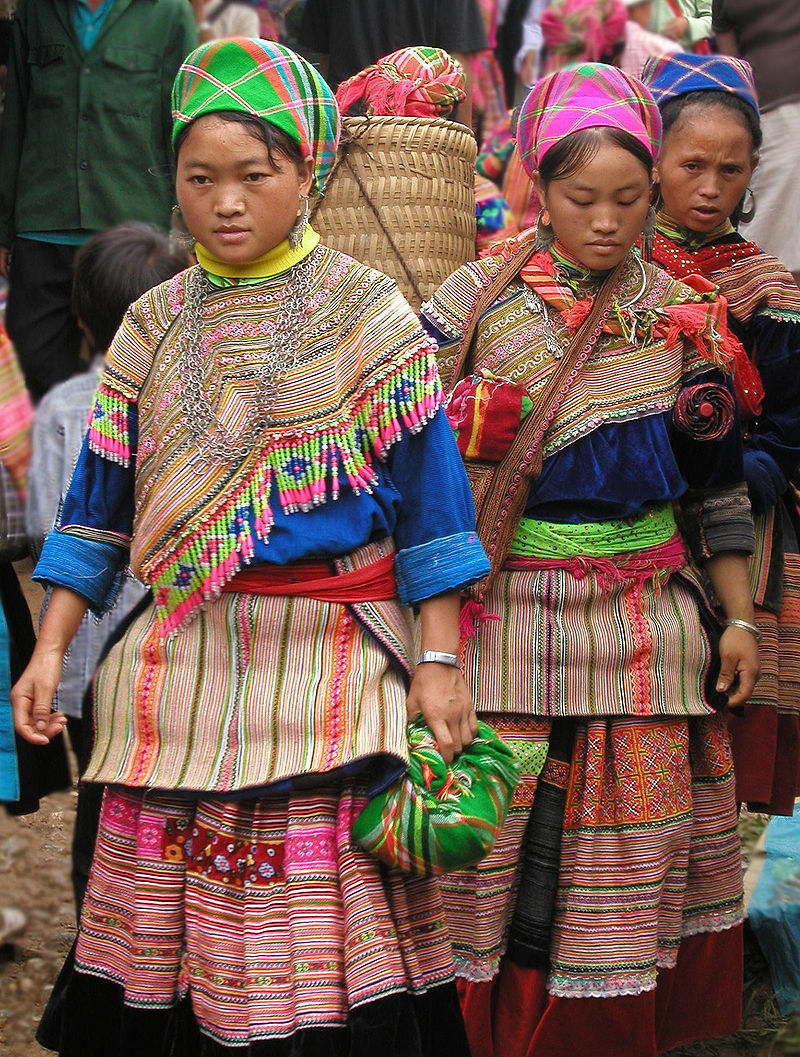 What size family is a traditional Hmong family?