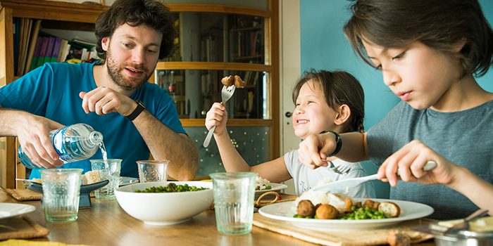 What time do children eat dinner in France?