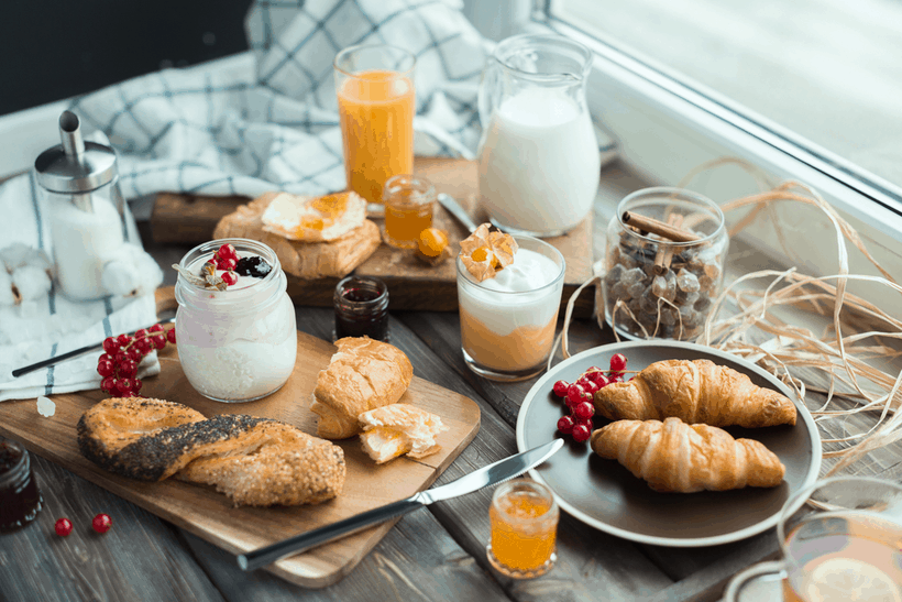 What time do French people usually eat breakfast?