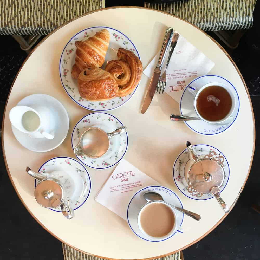 What time is breakfast in Paris?