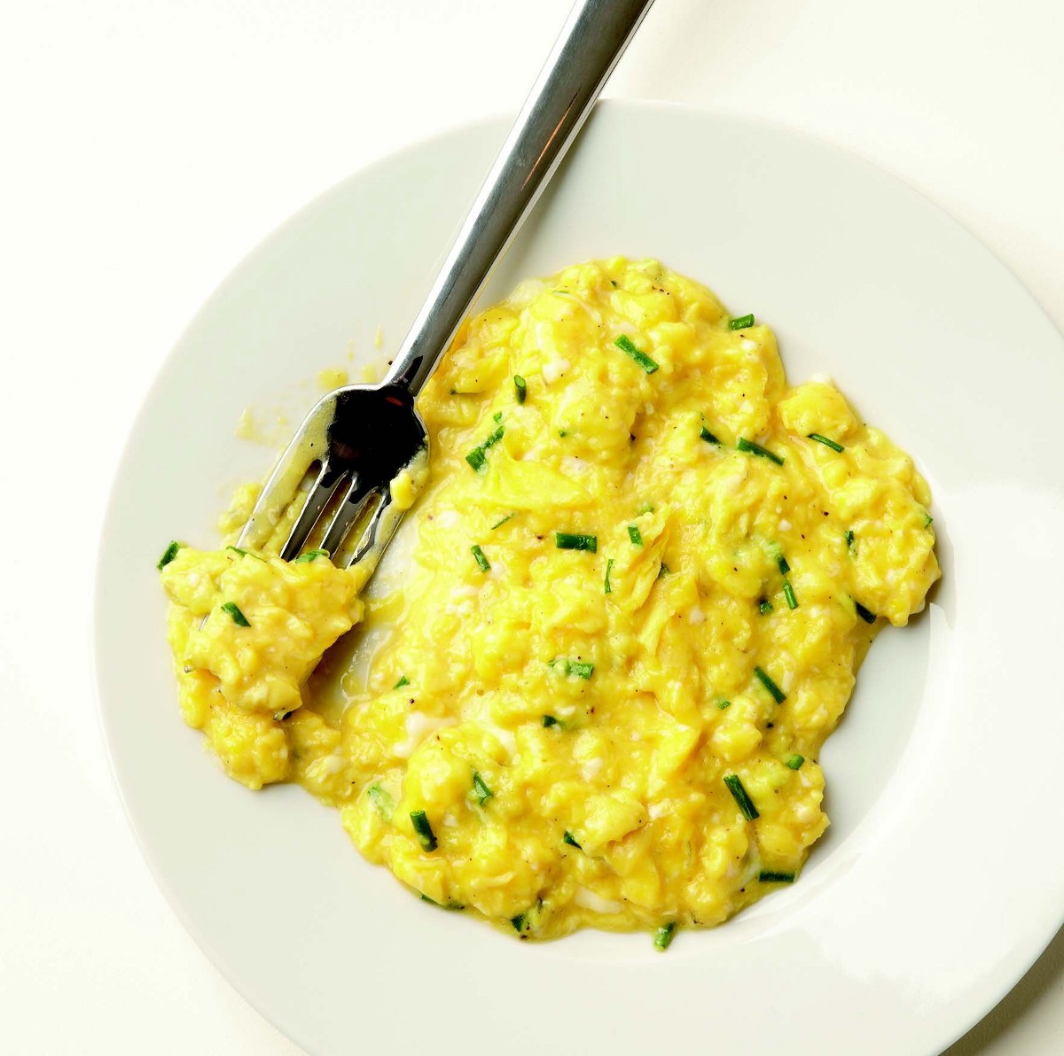 What to add to scrambled eggs to make them taste better?