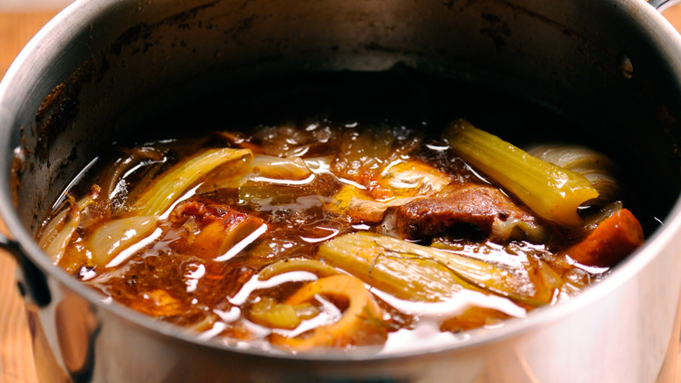 What type of bones and meat are used for brown stock?