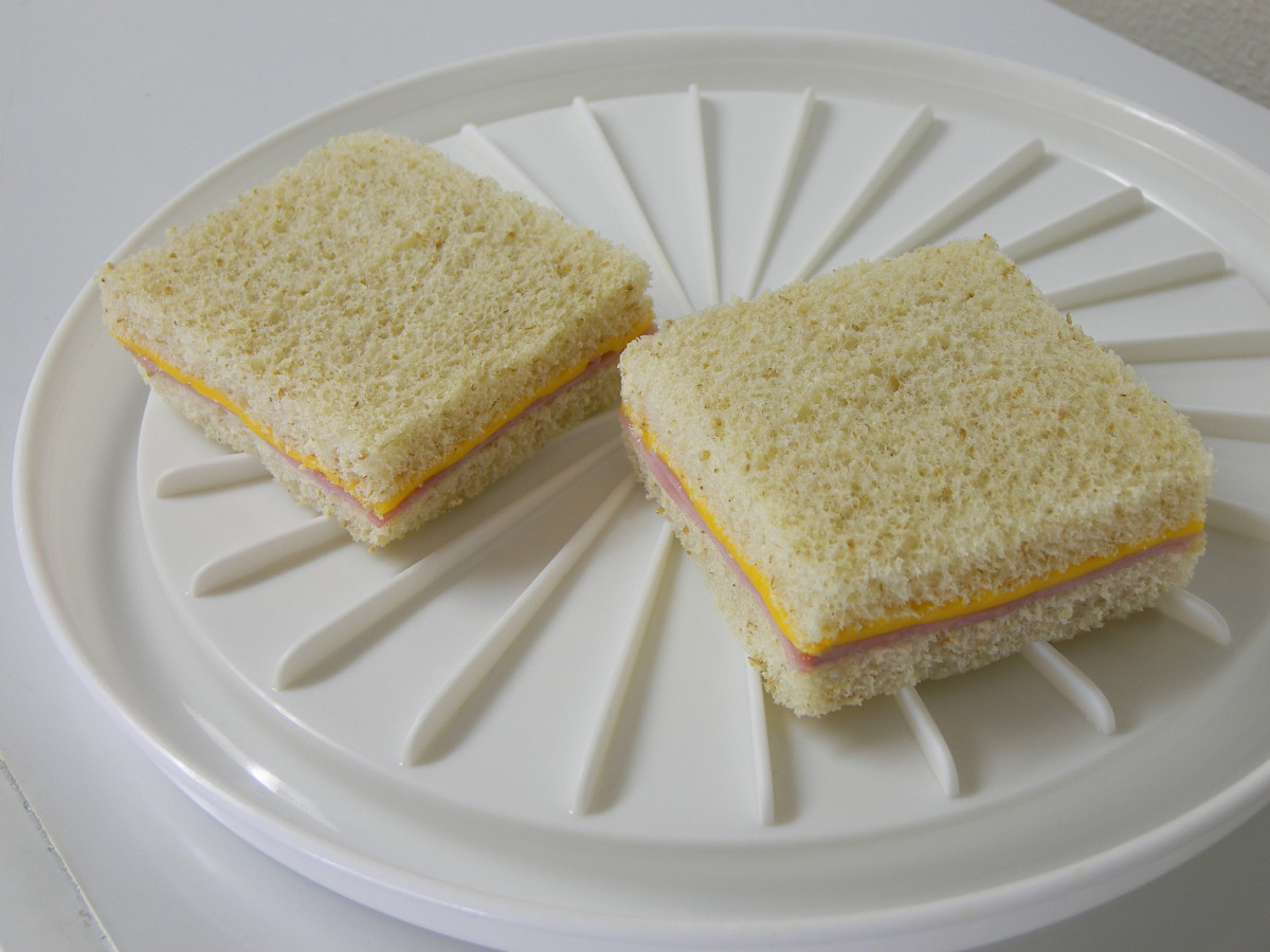 What type of sandwich is made of only one slice of bread with the filling on top?