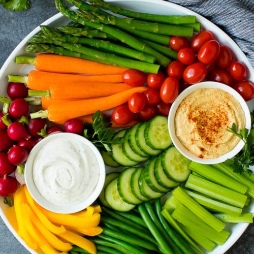 What vegetables are on a vegetable tray?