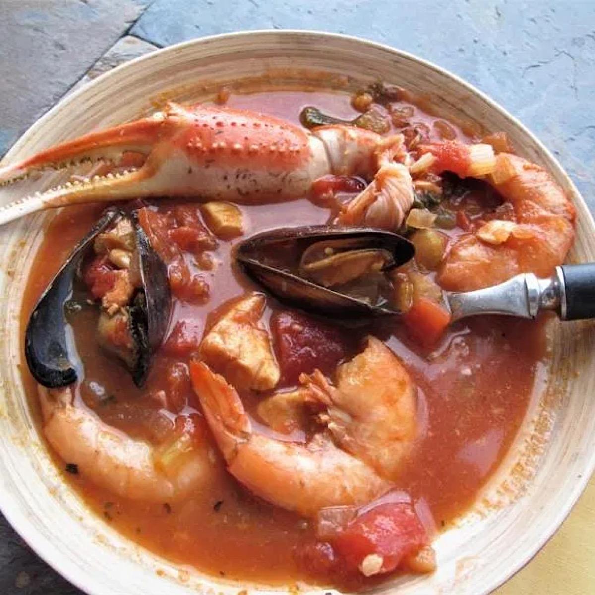 What's the difference between a bouillabaisse and an cioppino?