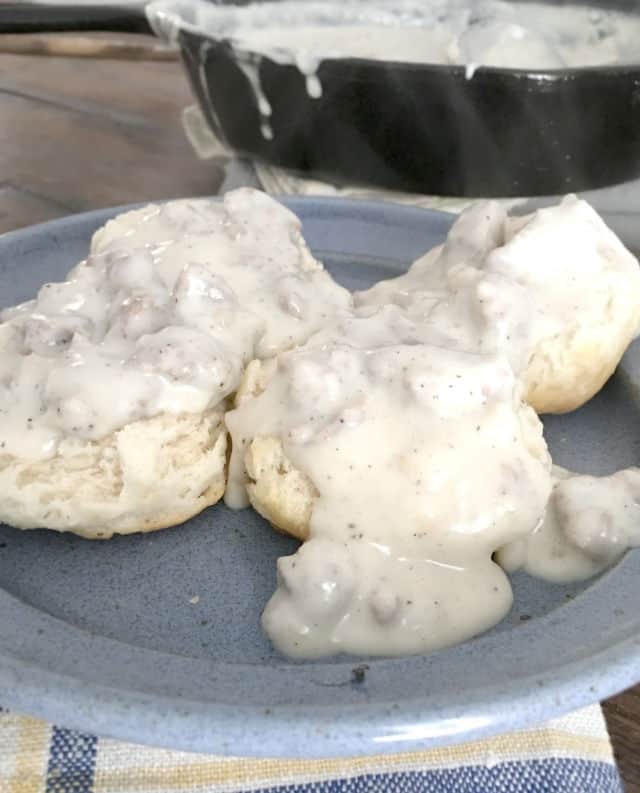 What's the difference between country gravy and sawmill gravy?