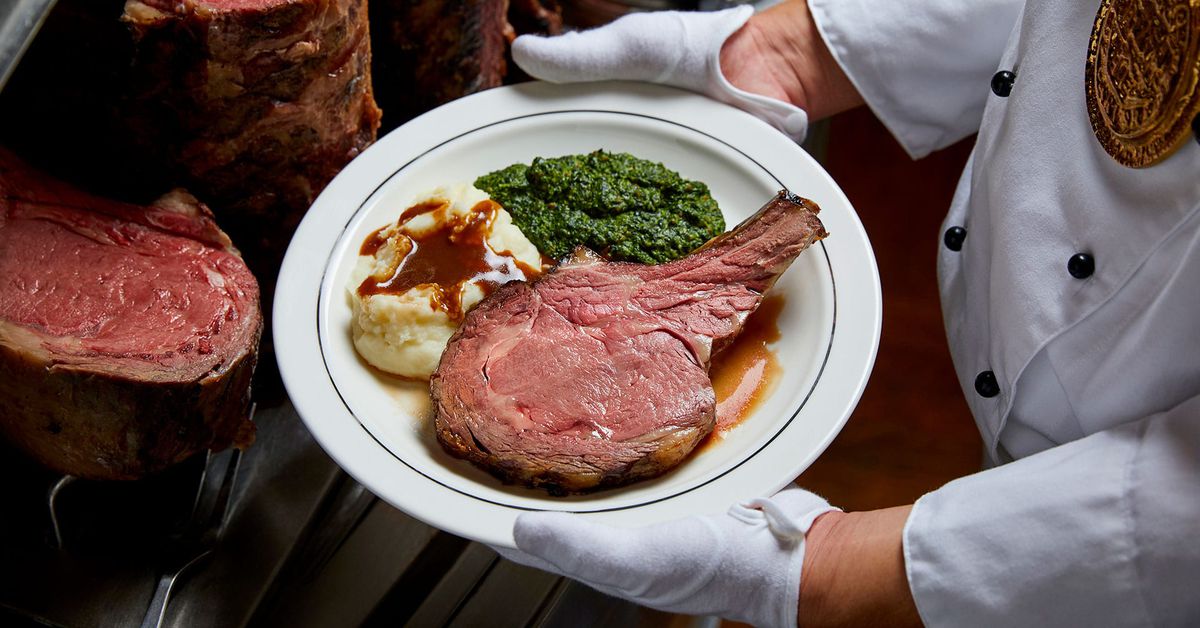 When did Lawry's Prime Rib in Chicago close?