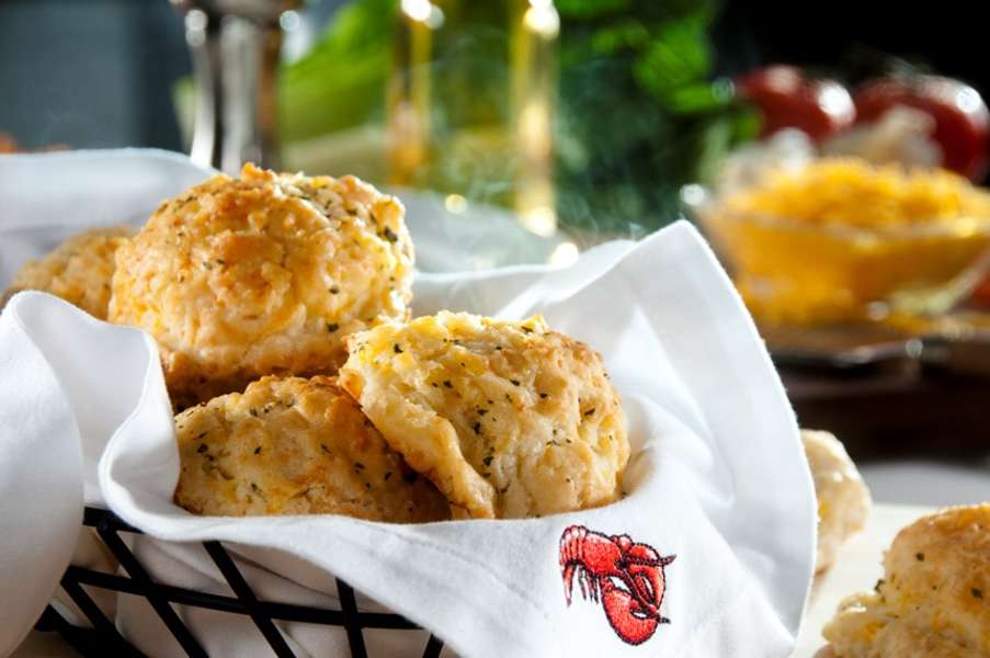 When did Red Lobster start serving biscuits?