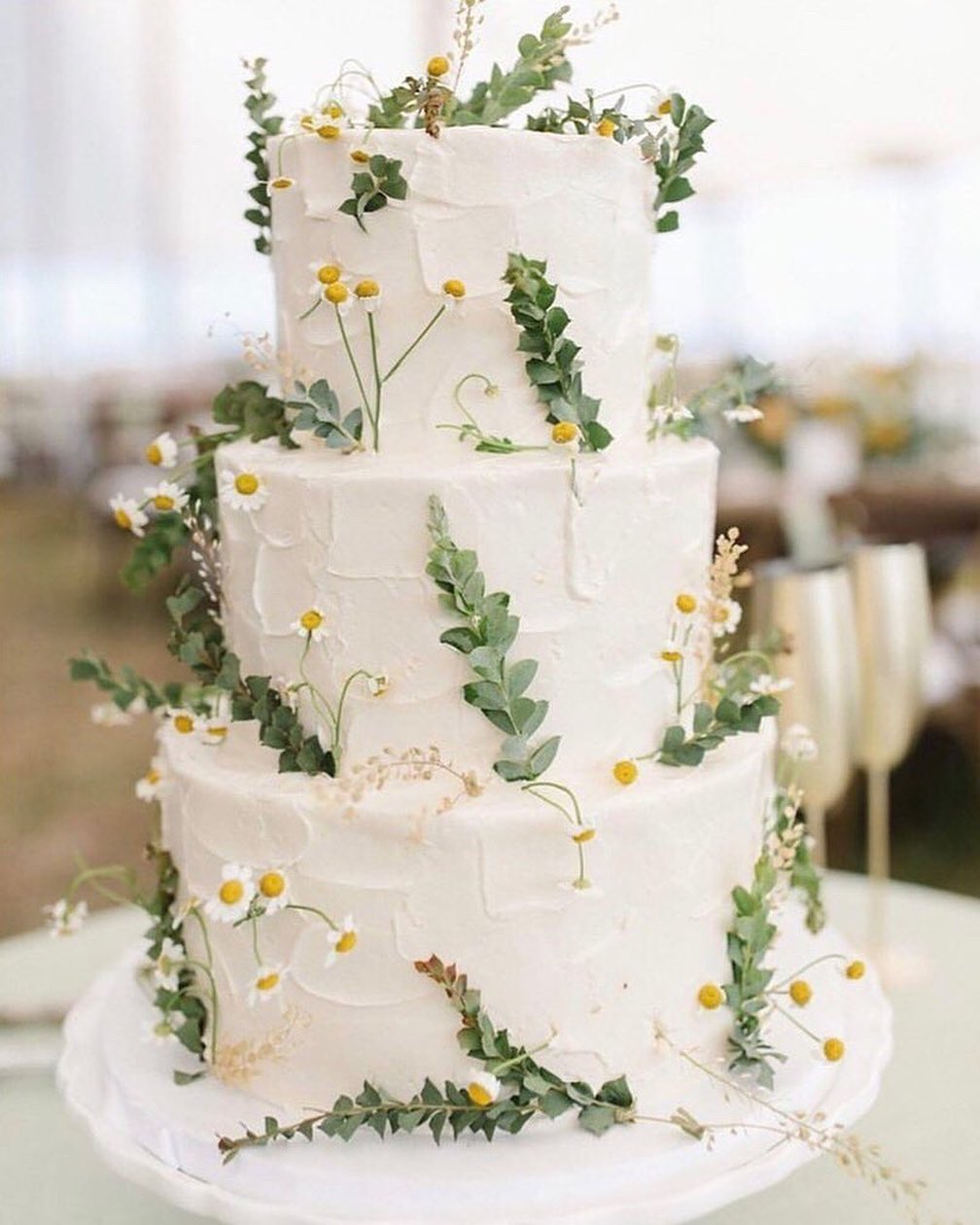 When should I make a wedding cake?