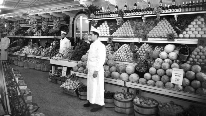 When was the first Wegmans opened in a mall?