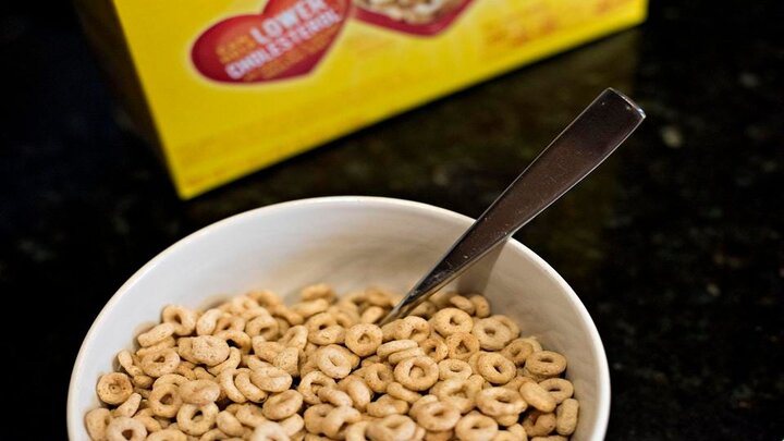 Which has more fiber Cheerios or oatmeal?