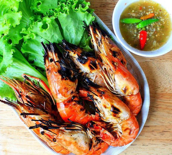 Which of the following method is used in preparing shrimps when served hot?