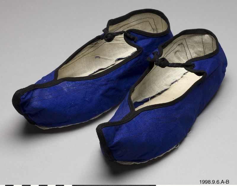 Why are shoes an important part of Hmong funerary customs?