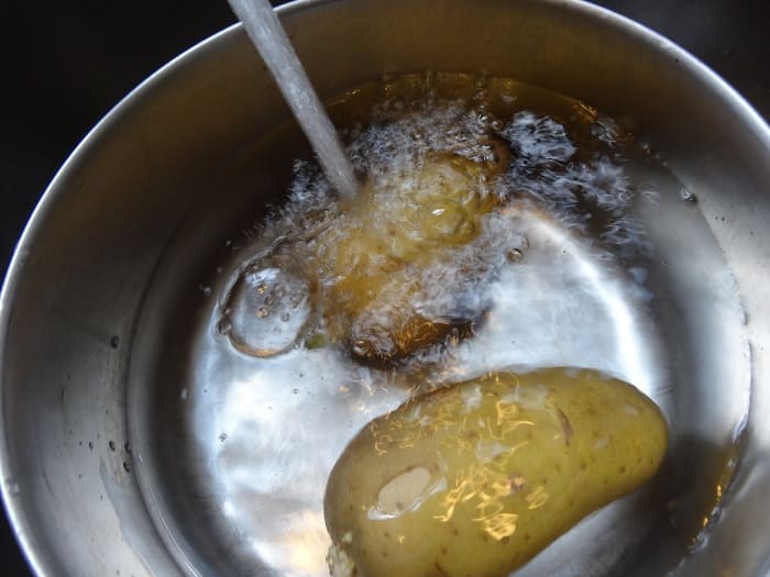 Why do chefs Soak potatoes in water?