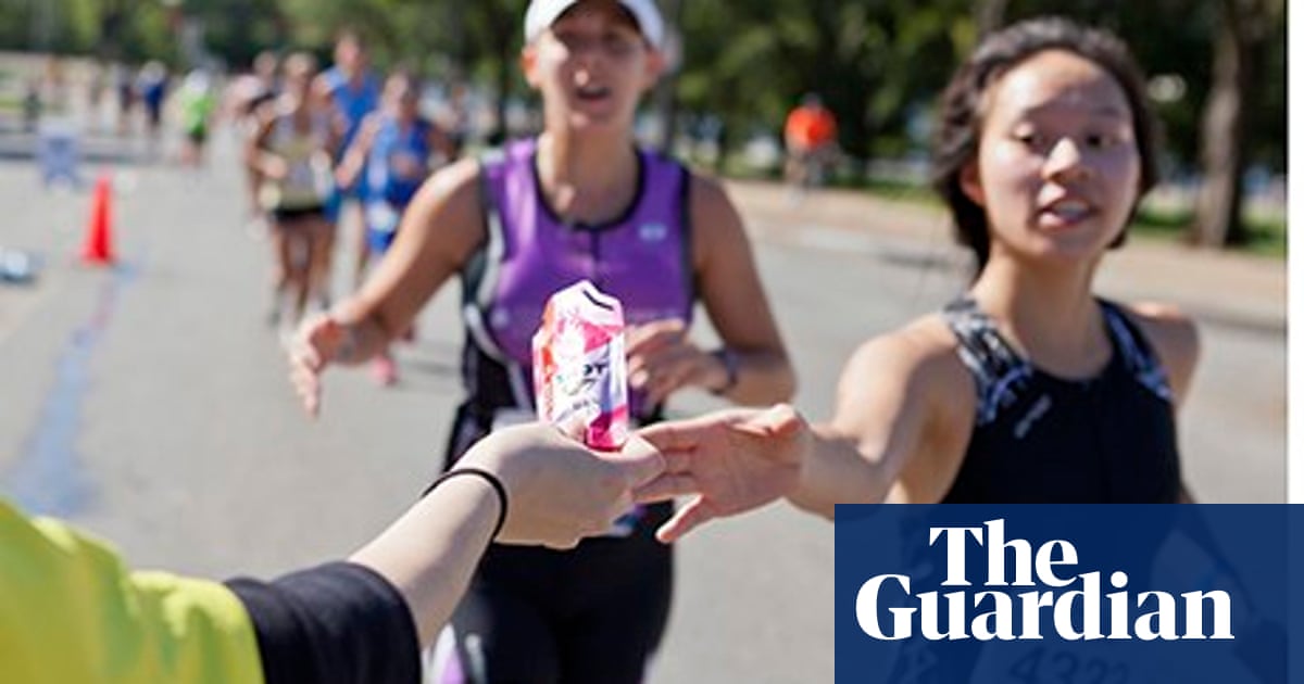 Why do marathon runners prefer beverages with carbohydrates instead of protein during a long run?